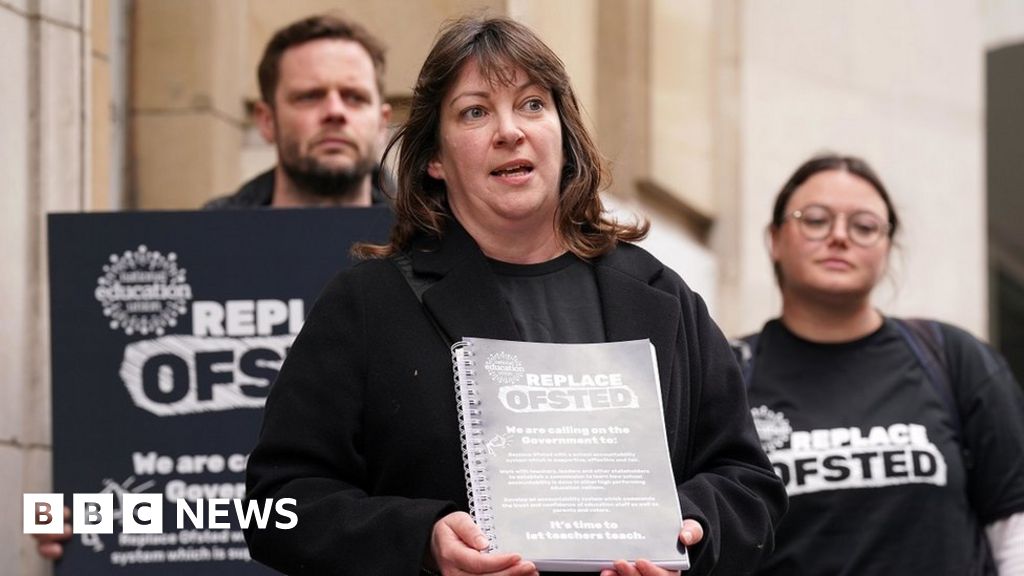 Teachers and head teachers call for Ofsted to be replaced - BBC News