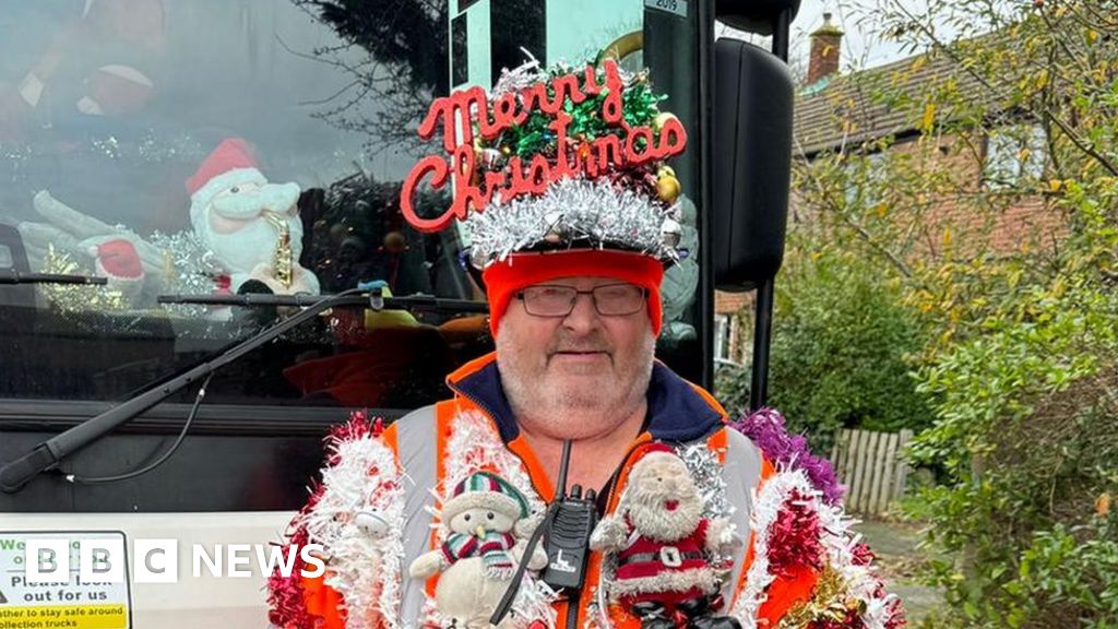 Christmas Cambridgeshire binman delivers a smile - BBC News