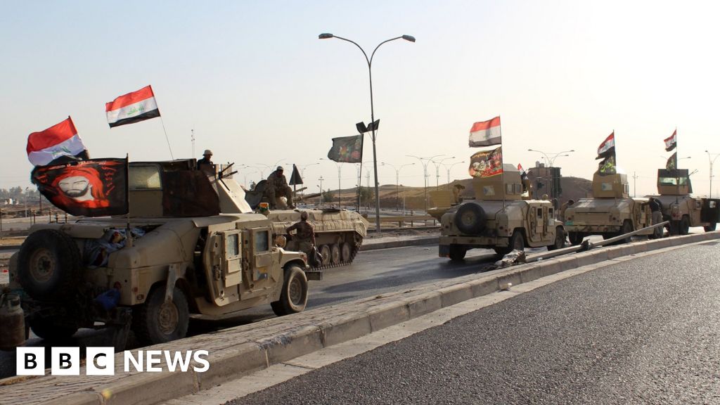 Kirkuk: Iraqi forces seize largest oilfields near city - BBC News