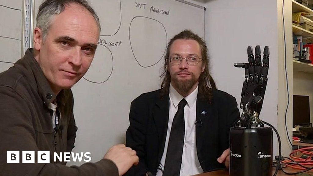 The robot hand that shadows your movements - BBC News