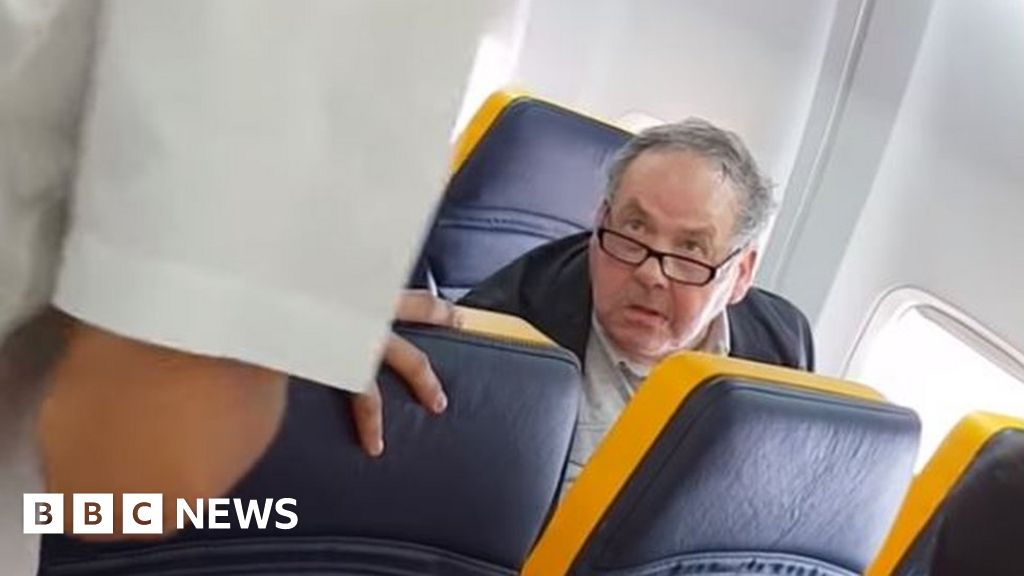 Ryanair racism: Mayor says victim has Barcelona's full support