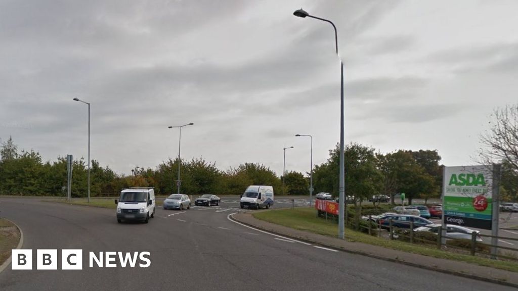 Ipswich car crash death after man becomes ill at the wheel - BBC News