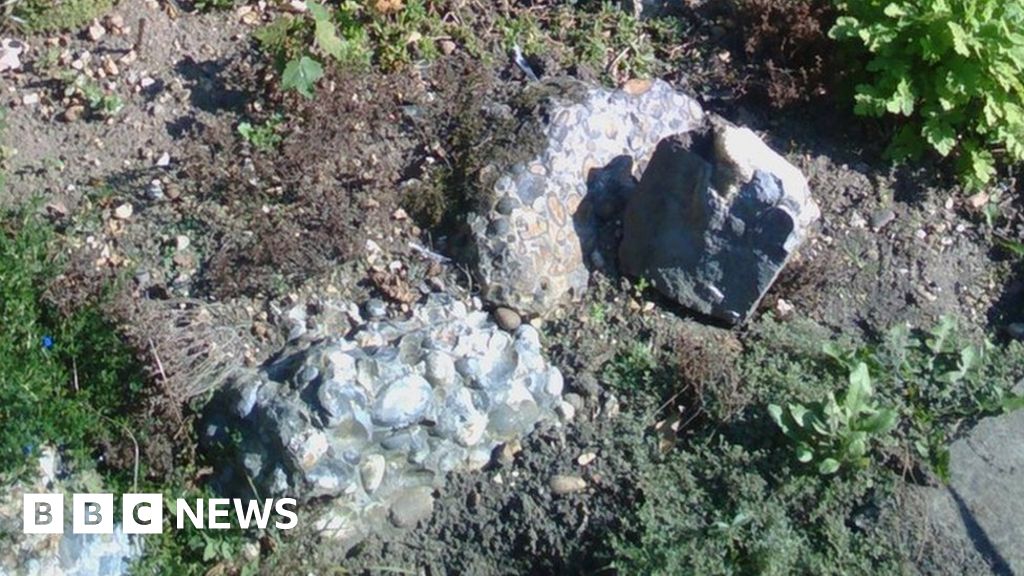 Hertfordshire Puddingstone stolen from museum site - BBC News