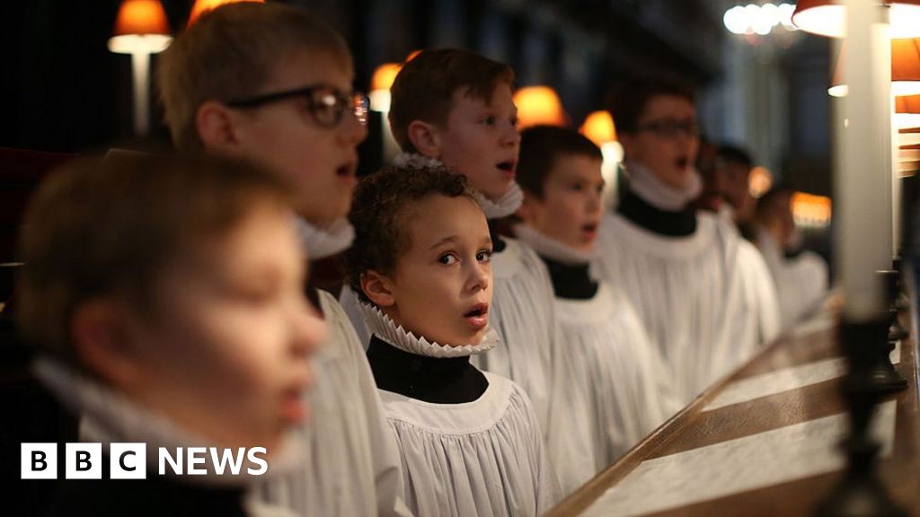Lincoln Cathedral to take state school choristers - BBC News