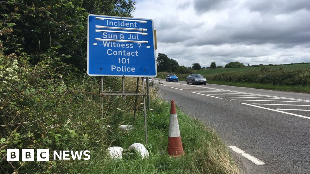Cornwall fatal crash: Car stopped on roadside before pile-up - BBC News