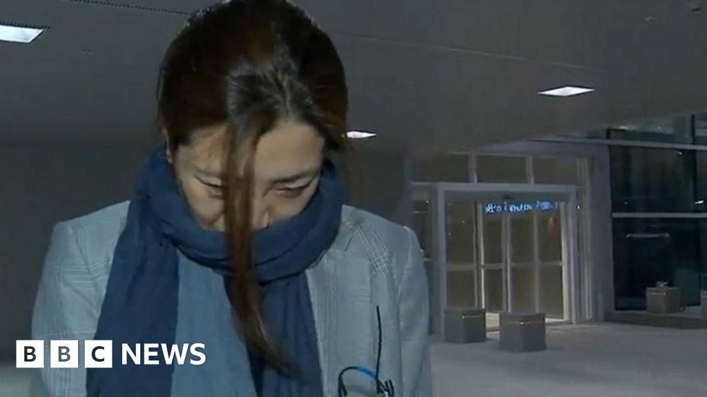 Korean Air CEO's daughter suspended 'for throwing water' - BBC News