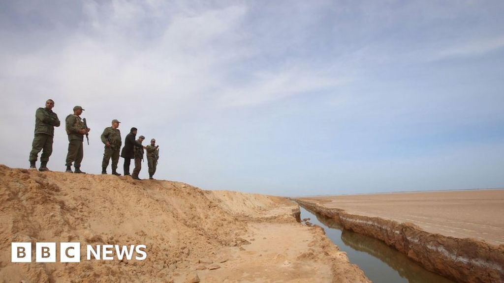Tunisia builds anti-terror barrier along Libya border - BBC News