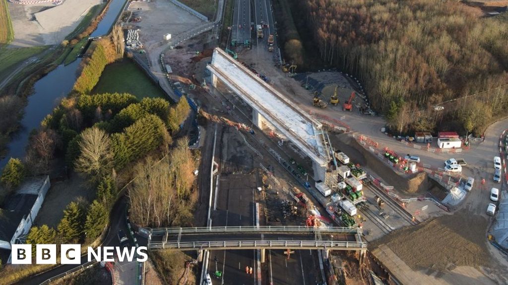 M42 reopens after huge HS2 bridge installed - BBC News