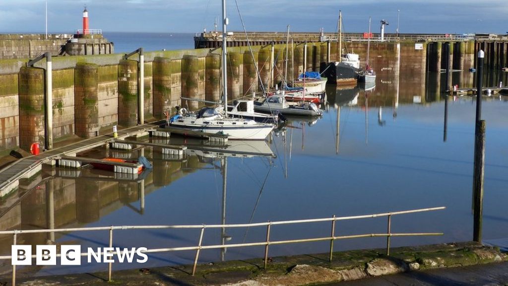 Watchet Marina dredging trials under way - BBC News