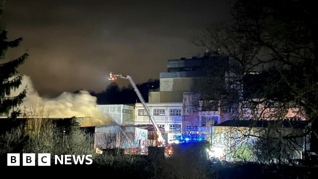 Devon crews tackle arson attack on derelict building - BBC News