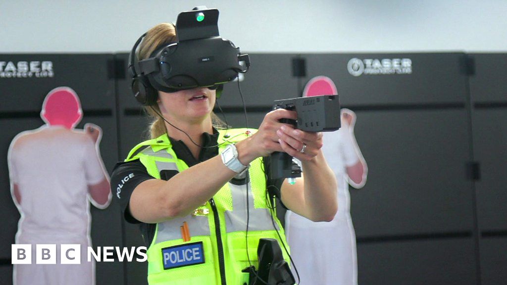 ‘You get fully submerged’ - Taser training in VR - BBC News