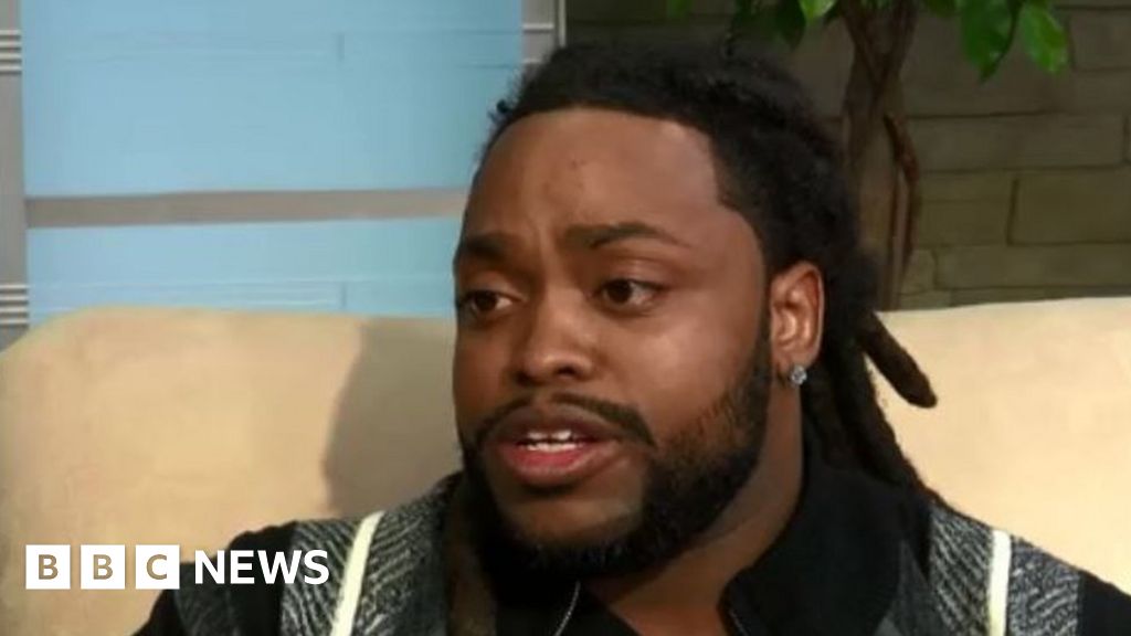 US bank 'sorry' for calling police on black man cashing pay cheque