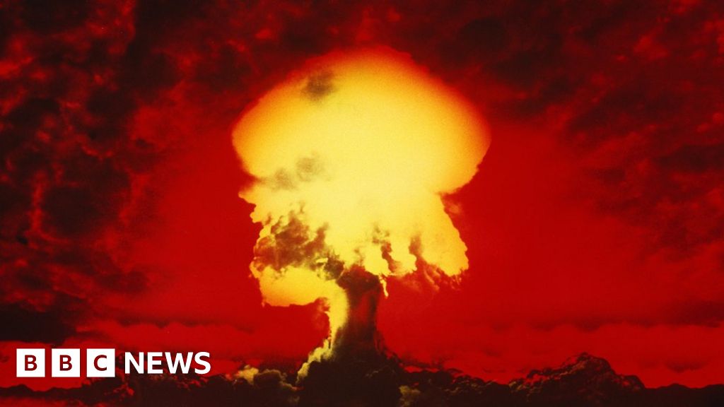 Stephen Hawking's warnings: What he predicted for the future - BBC News