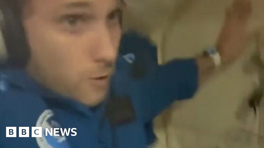 Flying into Hurricane Ian: 'The roughest flight ever' - BBC News