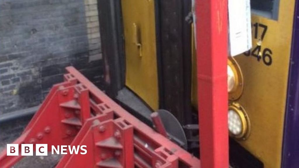 Men sought over train racial abuse - BBC News