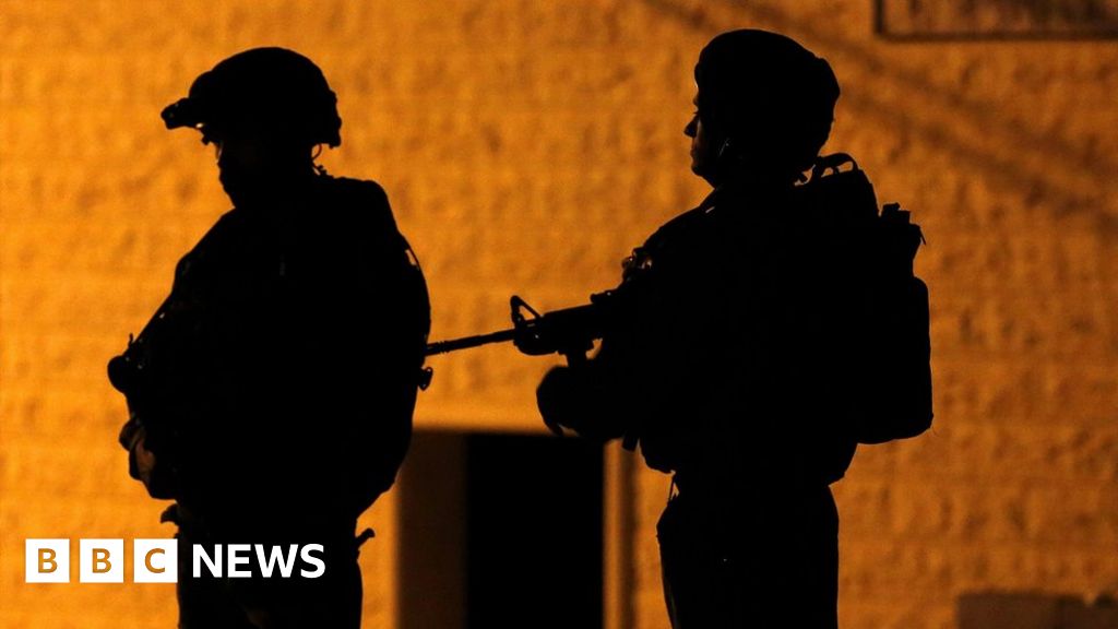 Israeli troops 'mistakenly kill Palestinian bystander' - BBC News