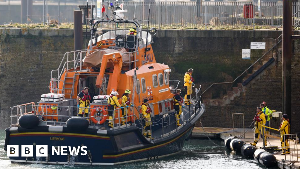 Channel deaths: Four migrants drowned, inquest hears - BBC News