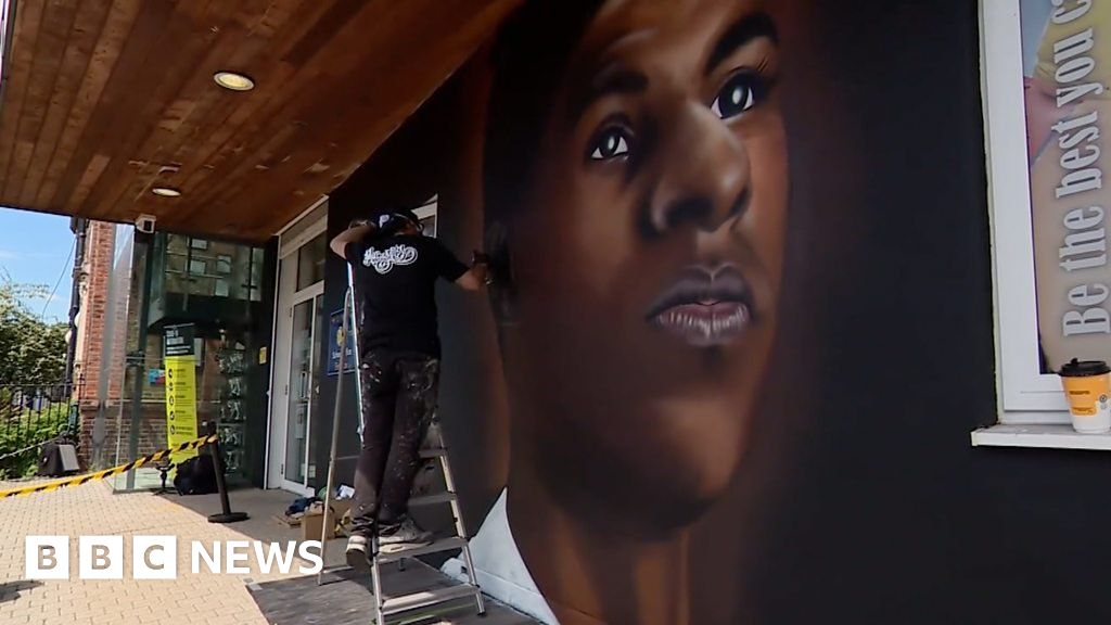 Marcus Rashford: Footballer honoured by mural at primary school - BBC News
