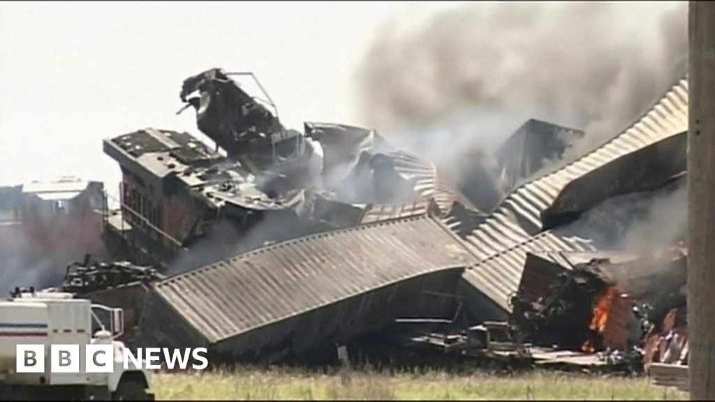Huge fire after freight trains collide in Texas - BBC News