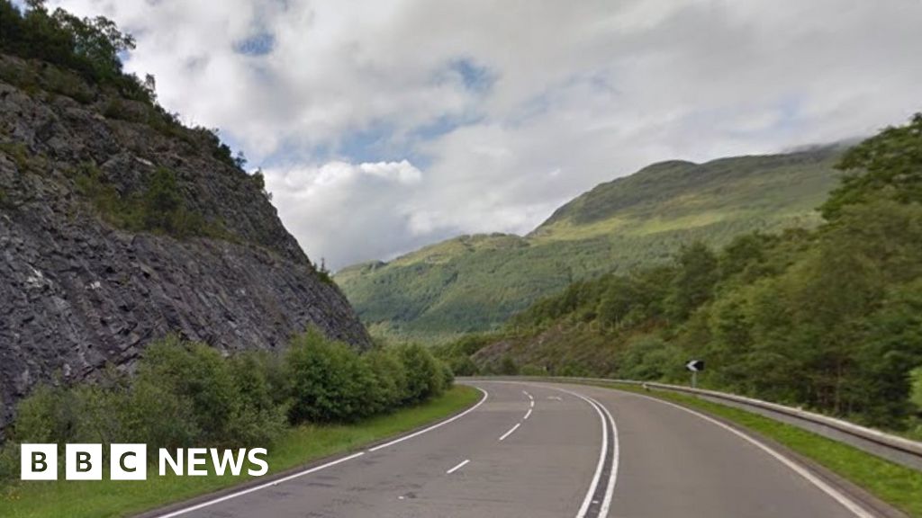 Man dies after two-car crash on A82 at Loch Lomond - BBC News