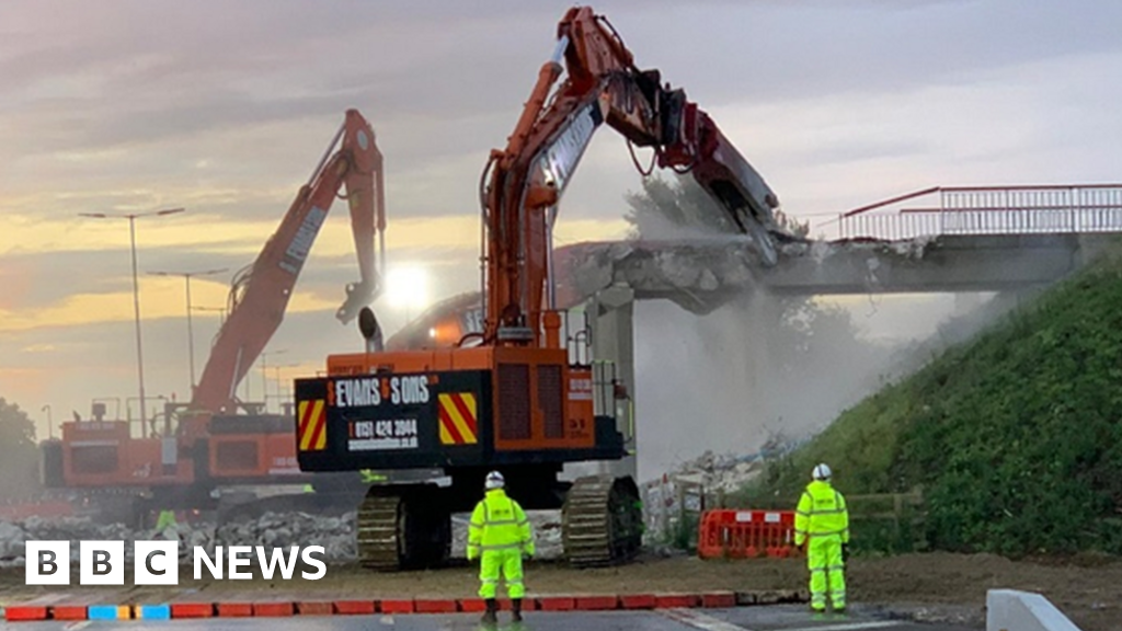 M4 in Berkshire reopens after bridge demolition - BBC News