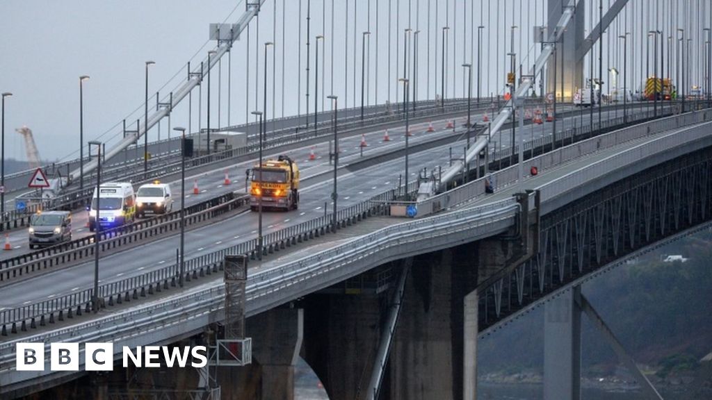 Engineers aim to open Forth Road Bridge by 4 January - BBC News