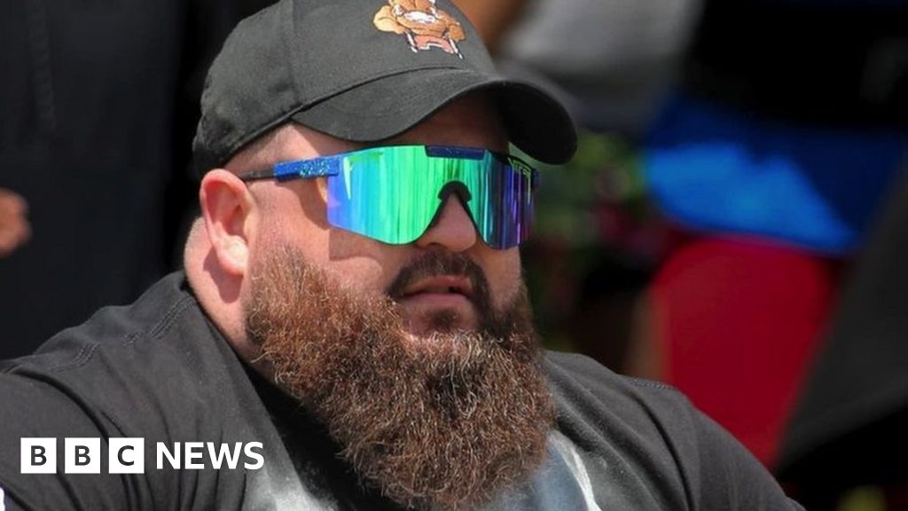 Weightlifter Dave Walsh with MS using sport to cope with depression