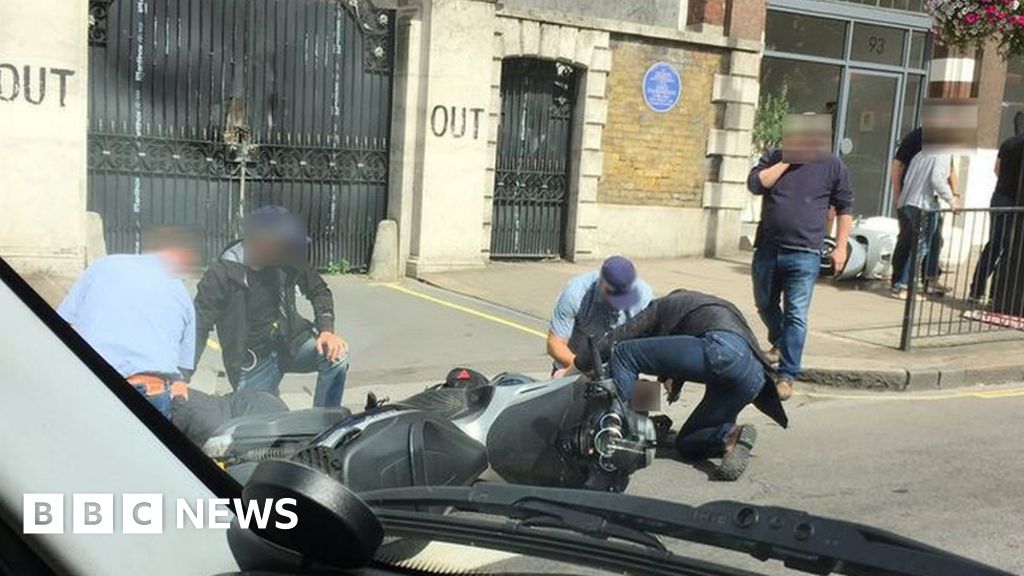 Piccadilly armed gang foiled by Met Flying Squad - BBC News
