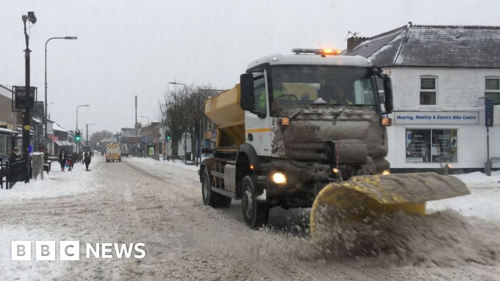 Storm Emma: Snow brings power cuts and travel chaos