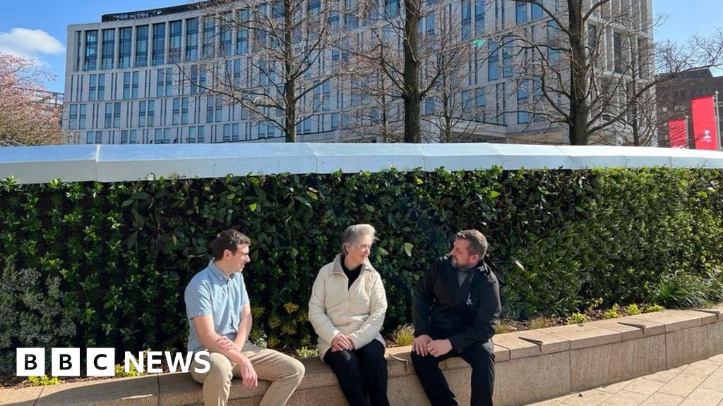 Liverpool 'green wall' feature unveiled in city centre - BBC News