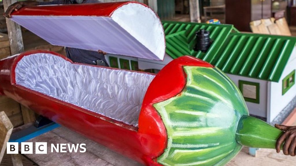 Ghana's red-hot funerals: Buried in a chilli pepper - BBC News
