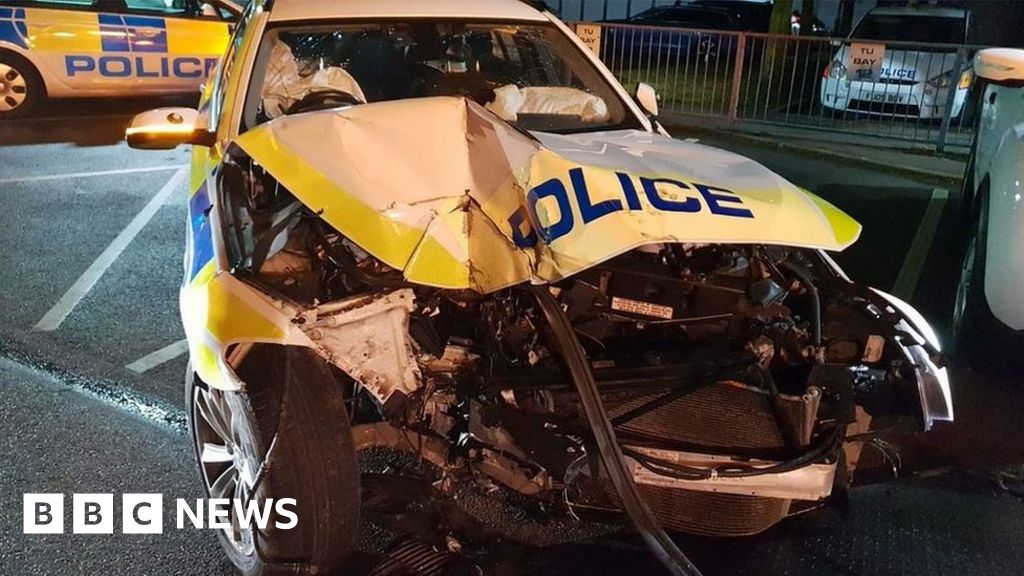 Cars damaged as Leicester police pursue assault suspect - BBC News