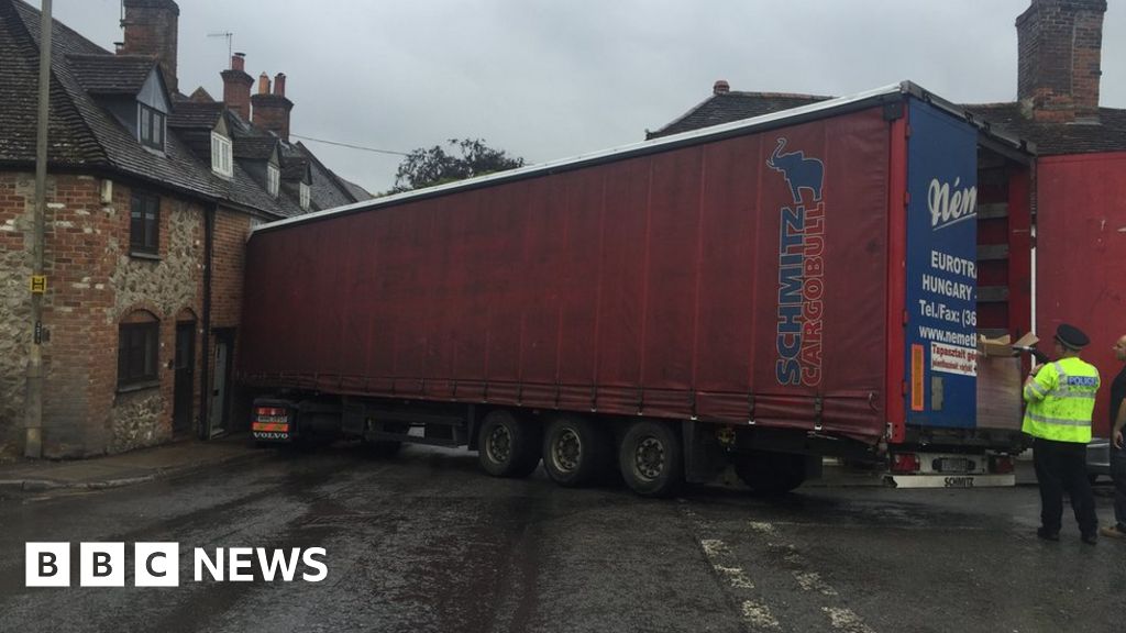 Stuck lorry causes travel chaos in Marlborough - BBC News