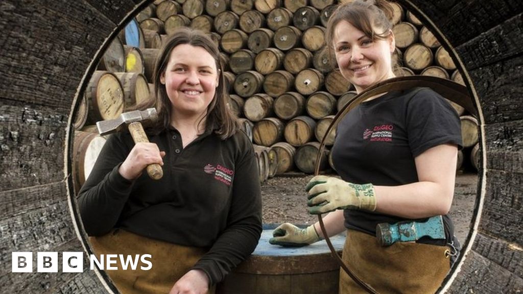 Female whisky apprentices aim to master ancient craft - BBC News
