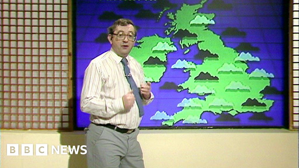 Archive: Ian McCaskill presents the weather - BBC News