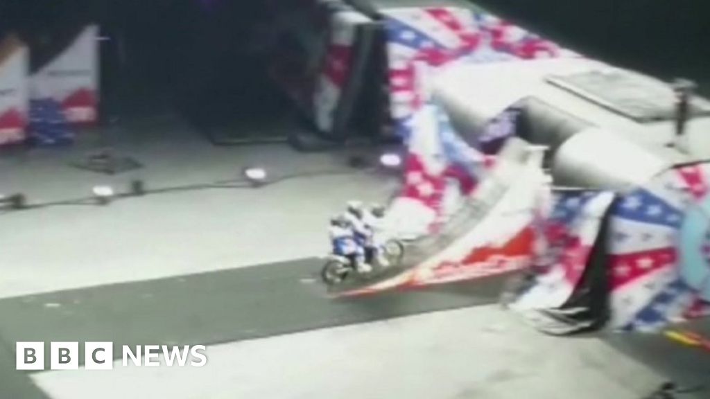 'Stuntmen' hurt as bike flip fails at Glasgow Hydro - BBC News