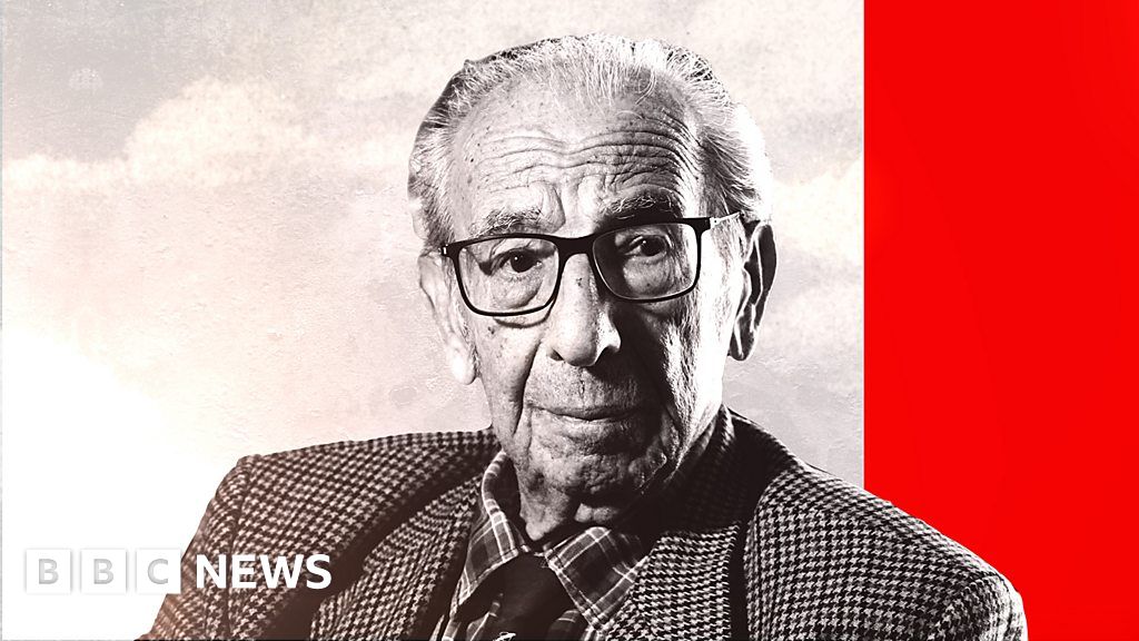 Harry Shindler: Hid in a hole to survive German attack - BBC News