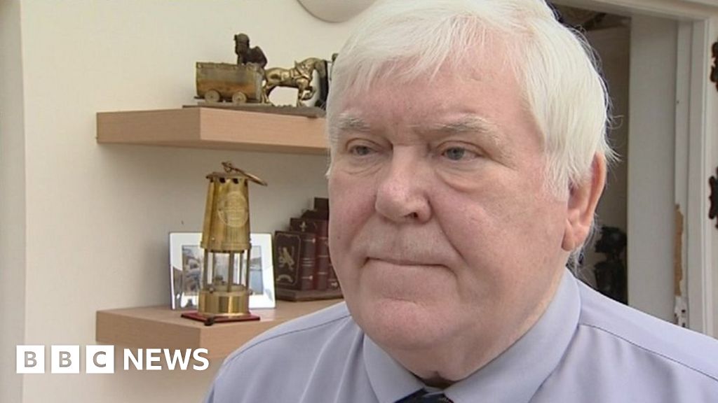 Tributes to Durham miners' stalwart Dave Hopper - BBC News
