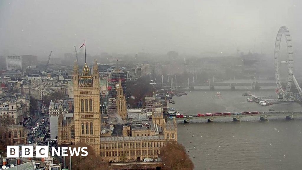 Snow is falling across London amid yellow weather warnings - BBC News