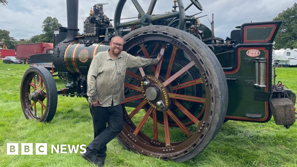 Steam and vintage vehicle rally returns to Shrewsbury - BBC News