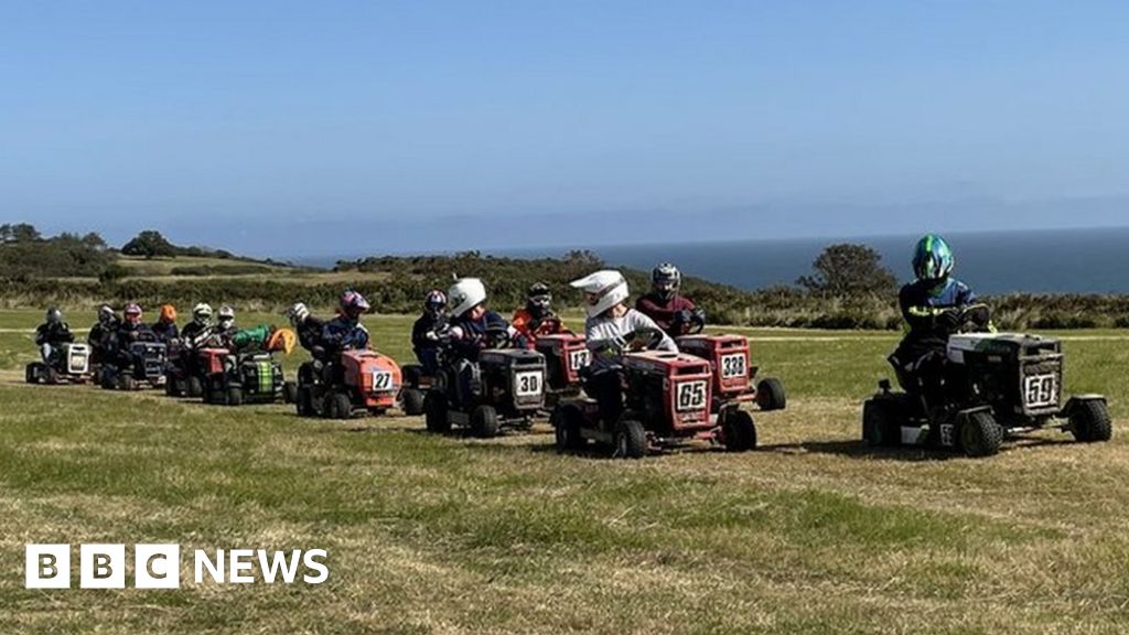 Sark lawnmower race: Island without cars hosts 'unique' event - BBC News