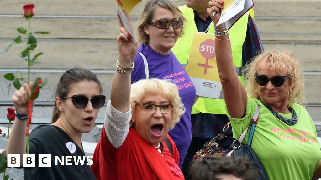 Poland abortion: March to defend rights in Warsaw - BBC News