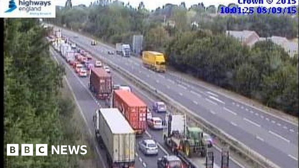 A14: Lorry accident closes westbound section - BBC News