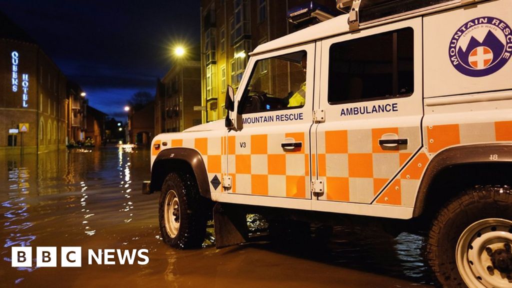 Cleveland mountain rescuers stand down York flood effort - BBC News