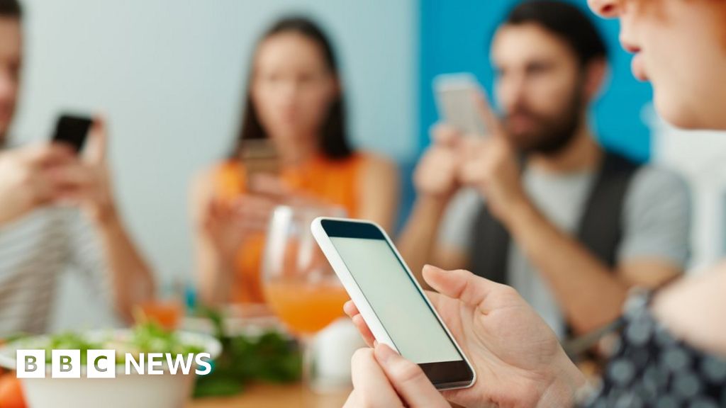 Phone etiquette: How not to lose friends - BBC News