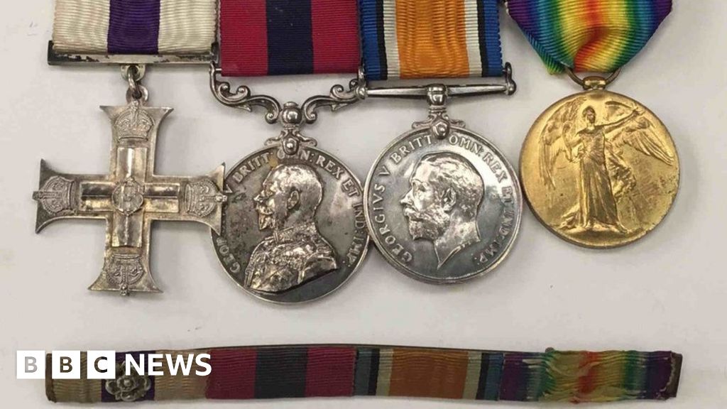 Barrow-upon-Soar: 'Scarce' WW1 bravery medals fetch £5,510 at auction - BBC News