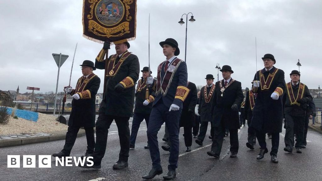 Apprentice Boys of Derry parade passes peacefully - BBC News