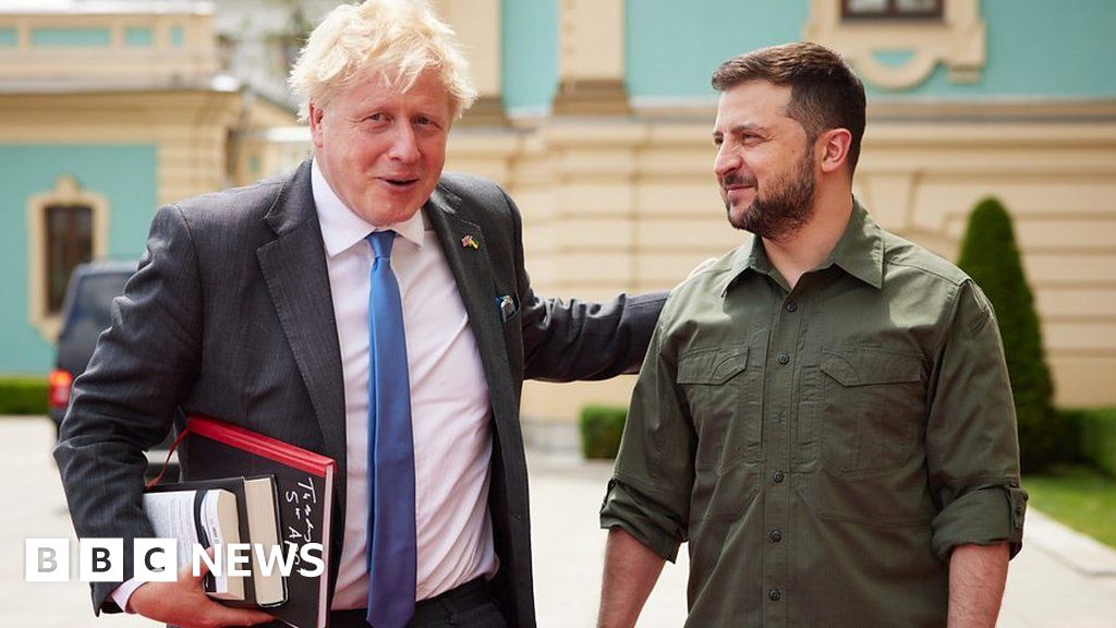 Boris Johnson offers military training for Ukrainian forces
