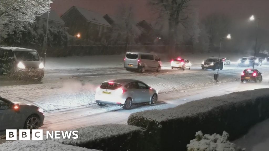 Overnight snow fall causes travel difficulties in Scotland