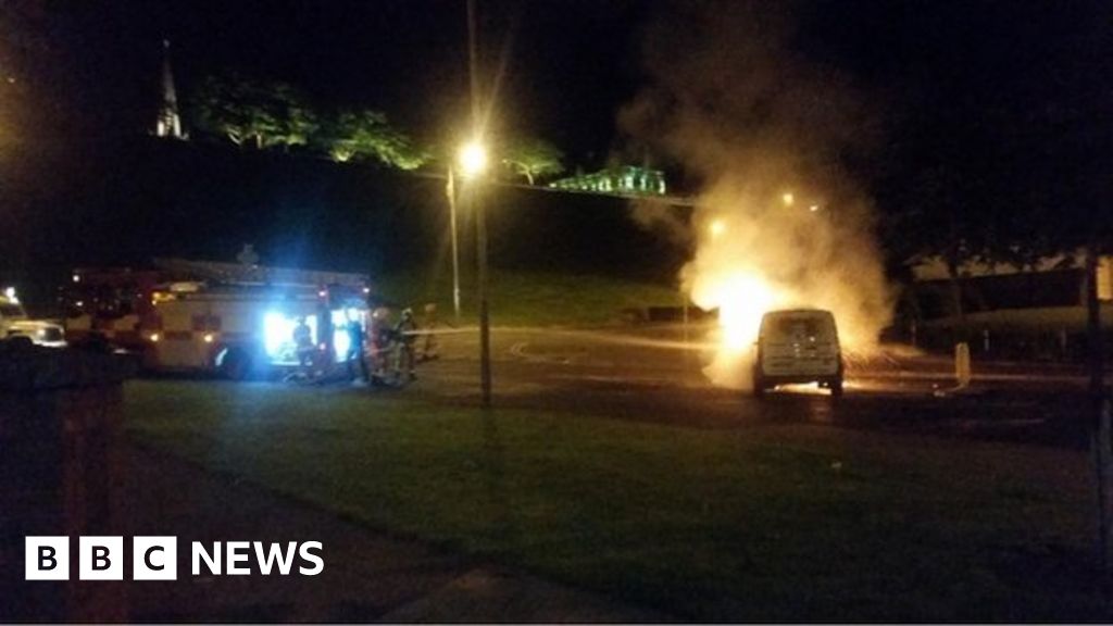 Derry trouble: police attacked with petrol bombs and missiles - BBC News